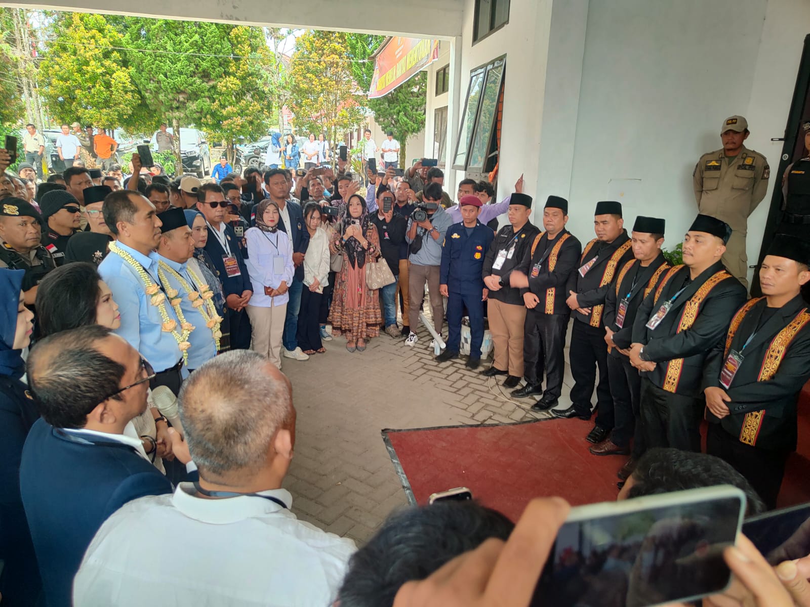 Danjor Nababan dan Azhar Bintang Mendaftar ke KPU Dairi - KORAN MEDAN